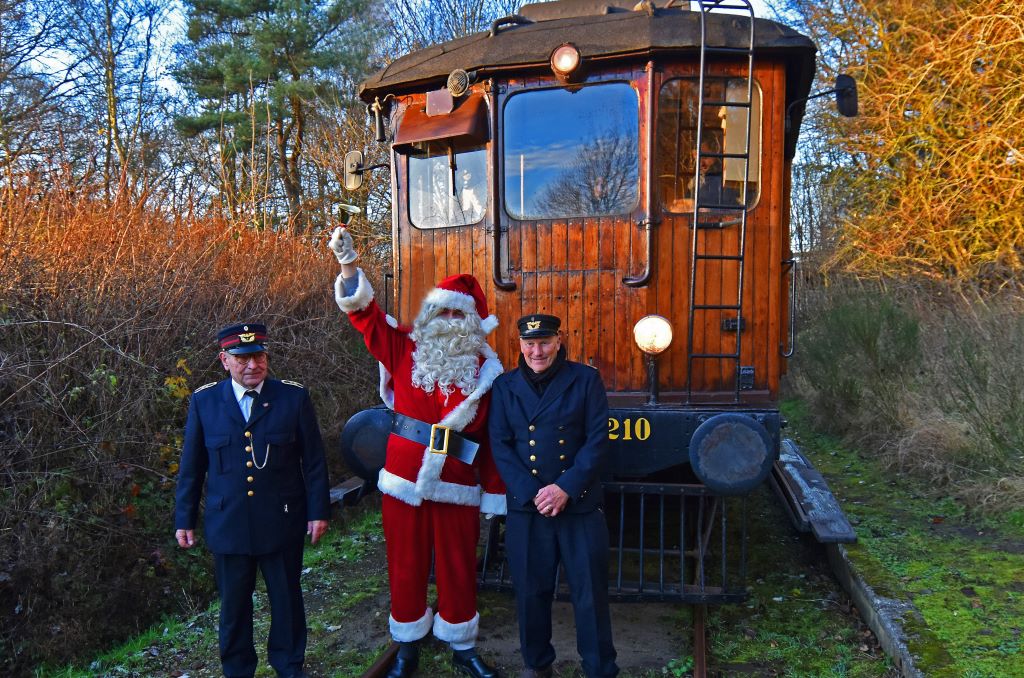Julemanden ankommer med veterantog til Mariager